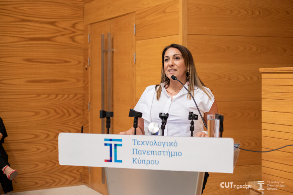 Συνέντευξη της Κοσμήτειρας Έλενας Καλοτύχου: Σύγχρονη εκπαίδευση για ...